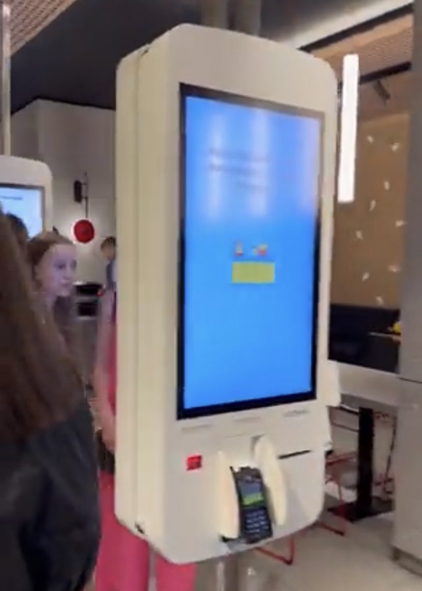 Bert Gilfoyle 🇺🇸 🇺🇦 on Twitter: "@Mylovanov Interesting kiosks that appear to have phones ...