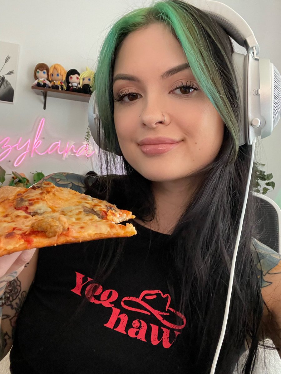 kara ☁️ on Twitter: "holy shit!!!!! I’m live come say hey bc I MISSED YOU also what do you like ...