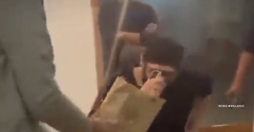 #Adipurush on Twitter: "atanu gift bag isthunte kurchunna vadu kuda lechi nunchoni tiskunadu 🥹🙏"