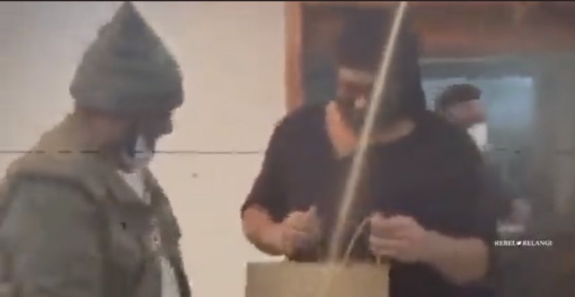 #Adipurush on Twitter: "atanu gift bag isthunte kurchunna vadu kuda lechi nunchoni tiskunadu 🥹🙏"