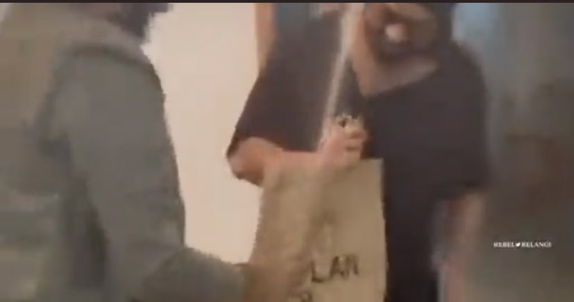 #Adipurush on Twitter: "atanu gift bag isthunte kurchunna vadu kuda lechi nunchoni tiskunadu 🥹🙏"