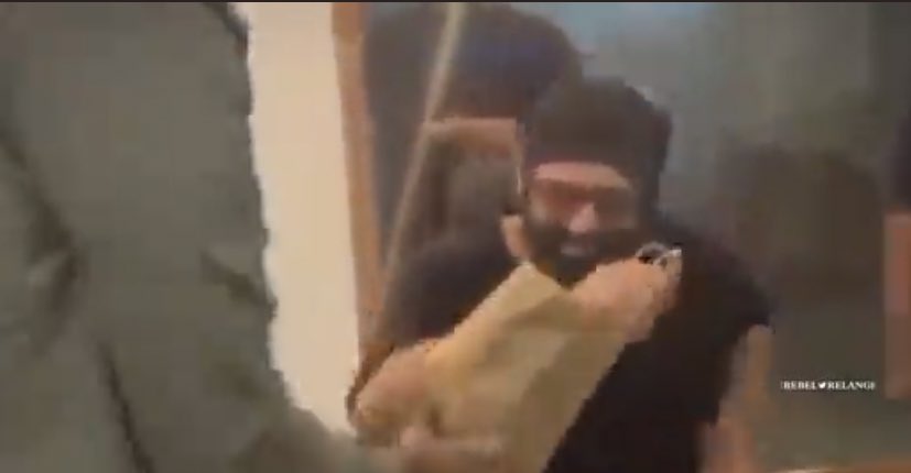 #Adipurush on Twitter: "atanu gift bag isthunte kurchunna vadu kuda lechi nunchoni tiskunadu 🥹🙏"