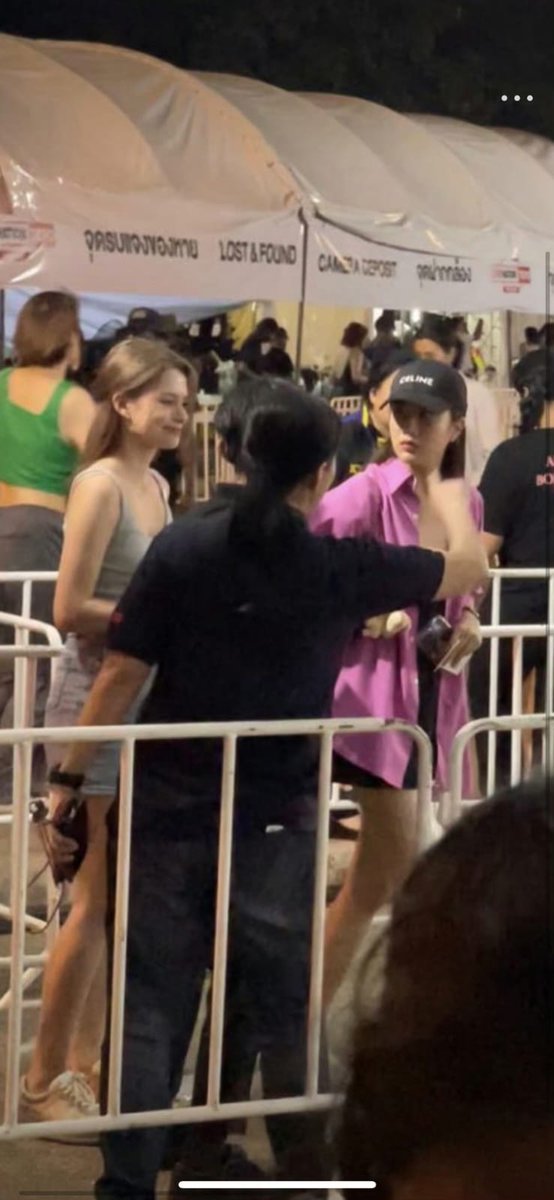 Freen | Becky ™ on Twitter: "📸 | Freen and Becky at Blackpink's concert #beckysangels # ...