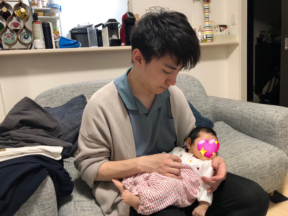 雲在天上 On Twitter 周五,儿子从京都回来,带着他一起去看姐姐的小娃娃。大小伙子,当然是第一次抱小婴儿,娃娃安静地让他抱,还睡着了。狗狗也带了去,它会凑上去闻闻小娃娃,不过更多的