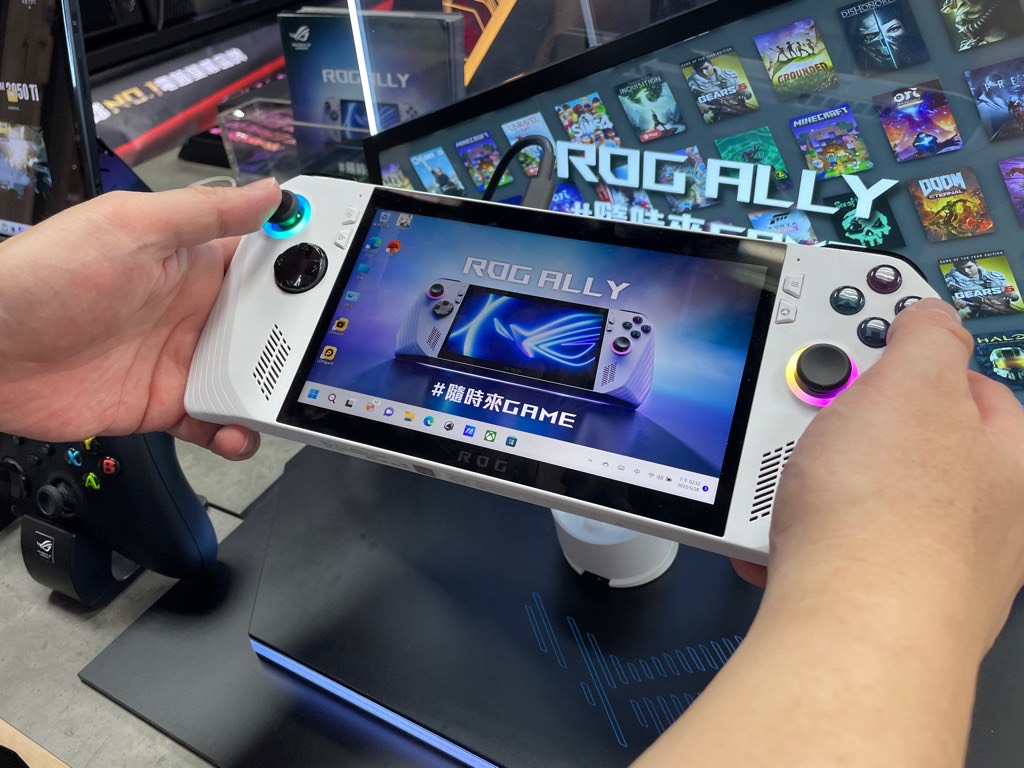 エルミタージュ秋葉原編集部 on Twitter: "【COMPUTEX取材班C】ASUS 「ROG ALLY」の実機デモが行われてたので、実際に触れてみました。見た目より軽く操作感もスムーズ ...