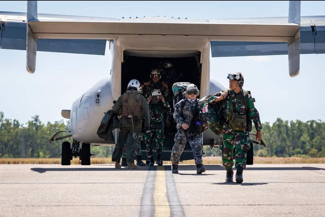 defenceview on Twitter: "🇮🇩🤝🇺🇲 Indonesian soldiers disembark from a USMC MV-22B Osprey"