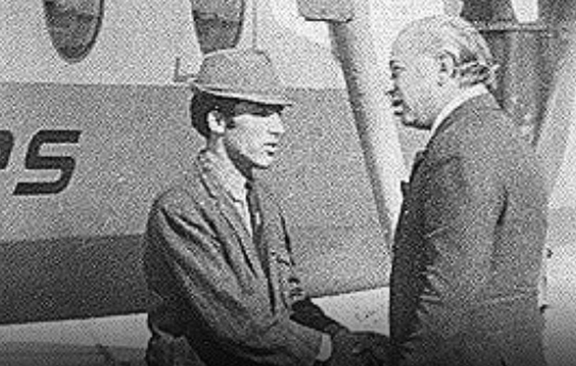 1/3 1971 : Zulfiqar Ali Bhutto warmly greeting the hijackers of Air ...