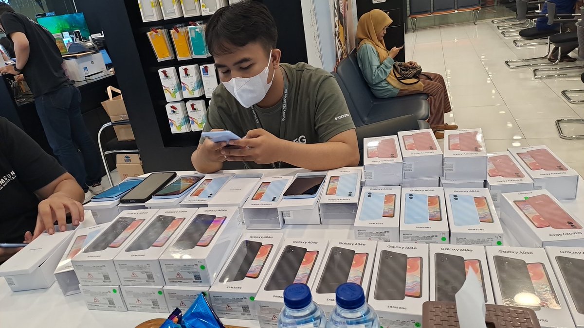 Probably Approximately Correct on Twitter: "Pertama kalinya gue beli hape 30 biji 😅"