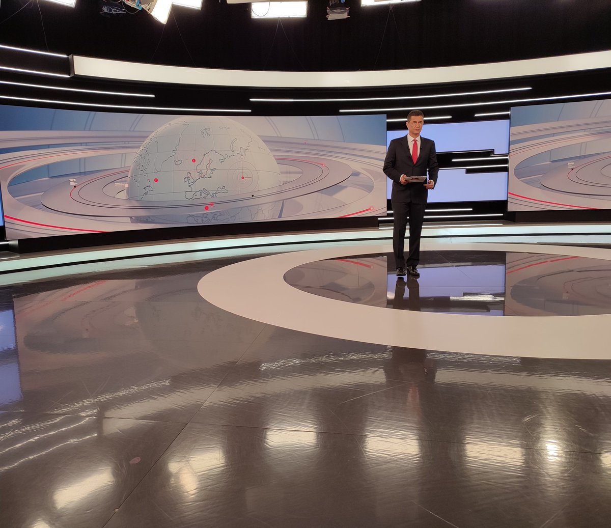 ALPHA TV on Twitter: "#BACKSTAGE | Ο @AntonisSroiter λίγο πριν βγει στον αέρα του #alphatv – Θα ...