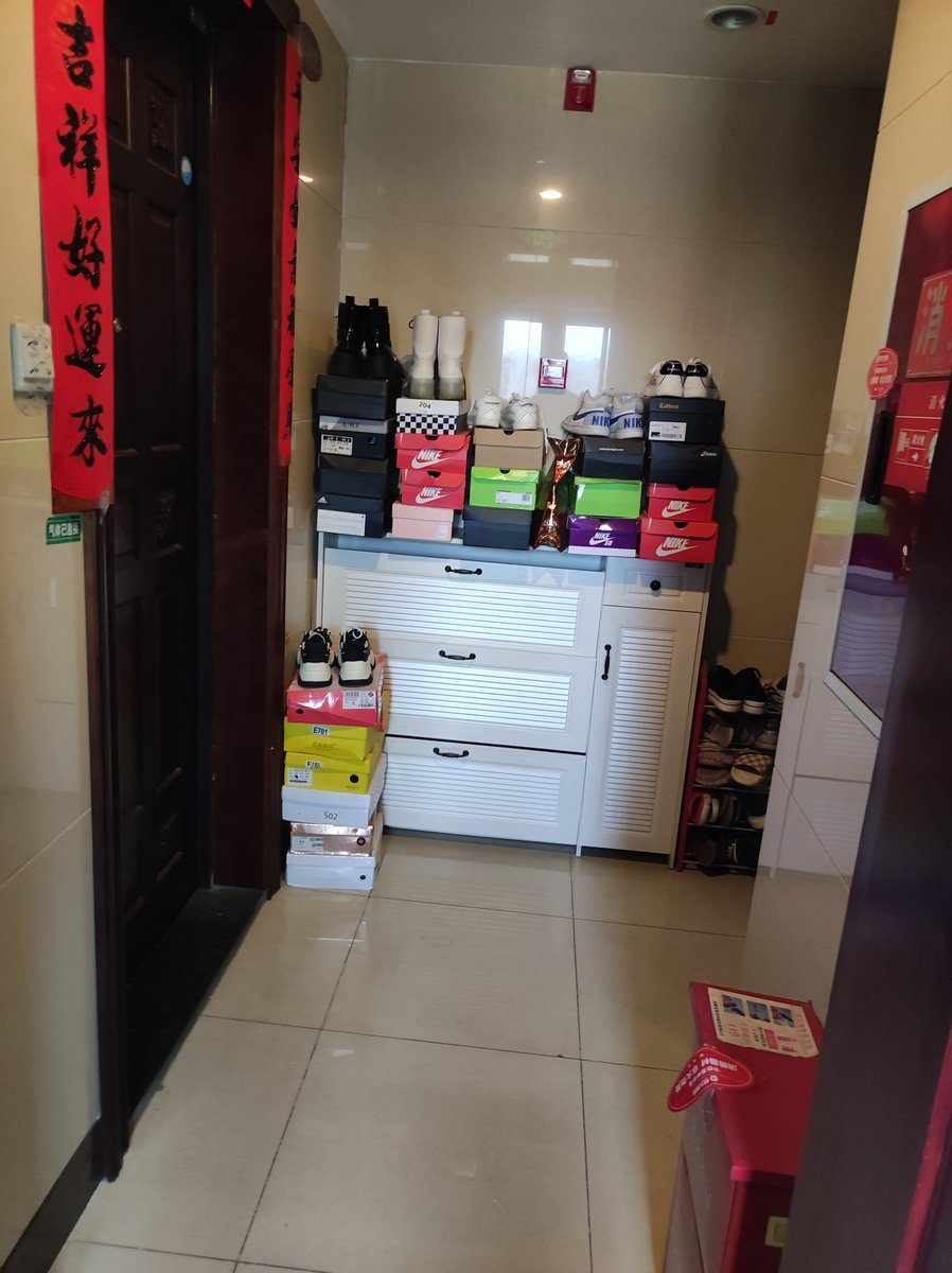 小米粒 On Twitter 今天来到这小姐姐家,发现漂亮鞋子都不见了,不知道怎么了,又不像搬家,她的靴子还在😭