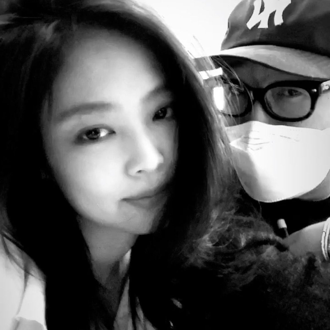 rynn🫶🏻 on Twitter: "taehyung and jennie with mr.hong their fav photographer. 🫶🏻"