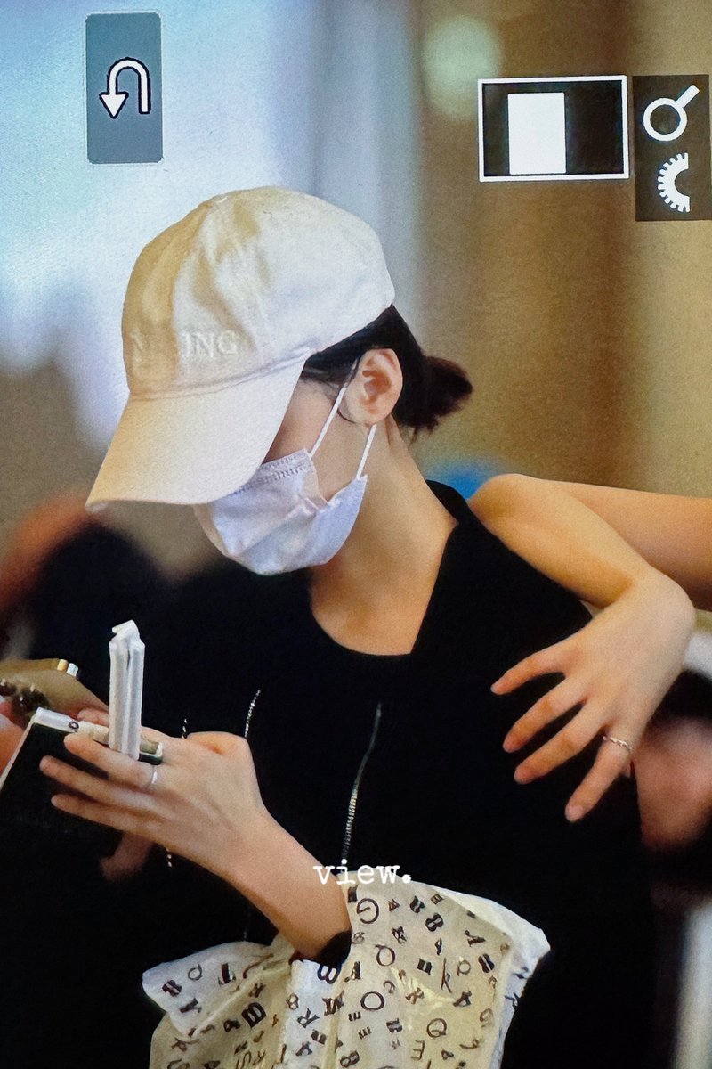 ploy on Twitter: "RT @likeastar_light: เขาบอกว่าจะจีบผู้หญิงทุกคน แต่เขาไม่รู้ตัวเลยว่าตัวเอง ...