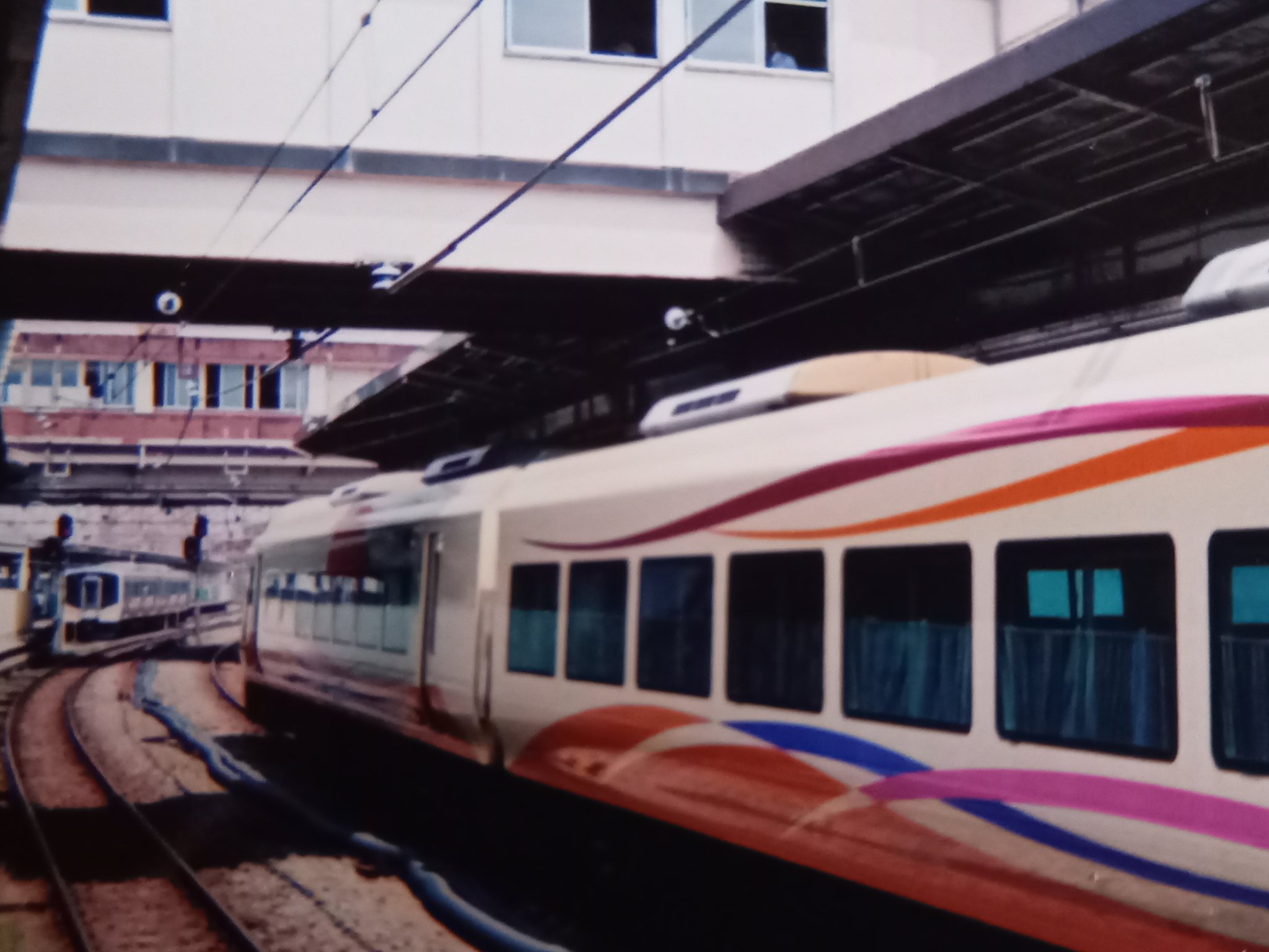 古屋公章 on Twitter: "スナップ写真より。地上駅時代の新潟駅2番線に停車中のE653系1000番台。前方のE129系が停車しているのは頭端式の8·9番線ホーム。8·9番線は新潟駅 ...