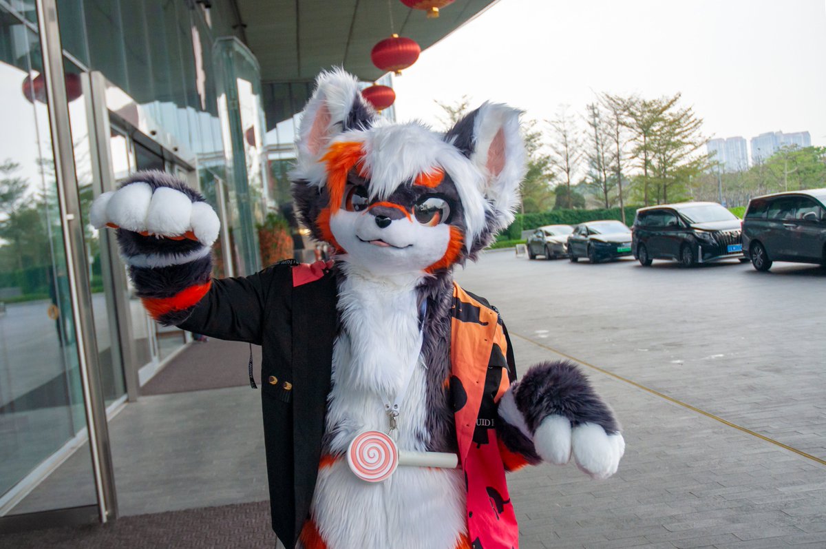 fofu on Twitter: "外景好热啊再也不出了！ #FursuitEveryday"