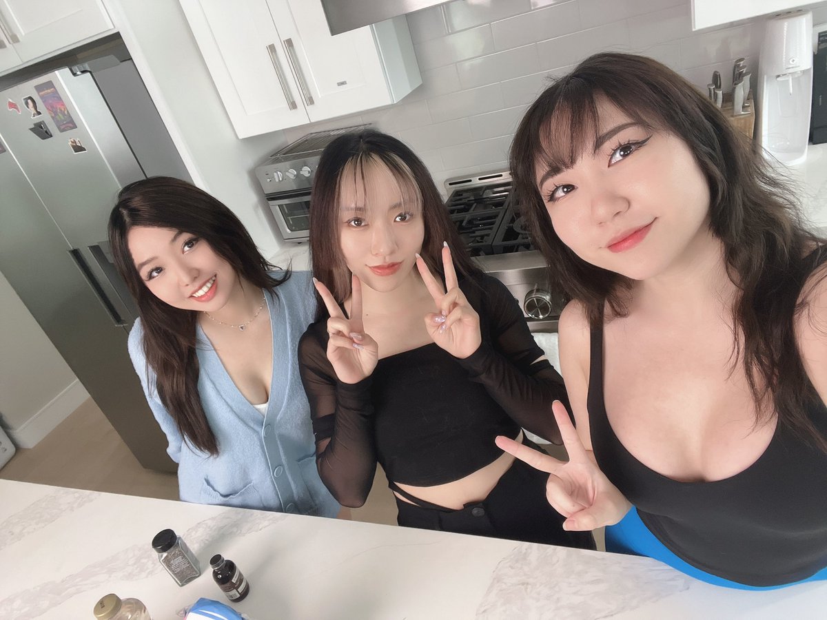 emmi xi on Twitter: "3 GIRLS 1 MACARON come hang with us :3 @StellaChuuuuu @nikkinami_ http ...