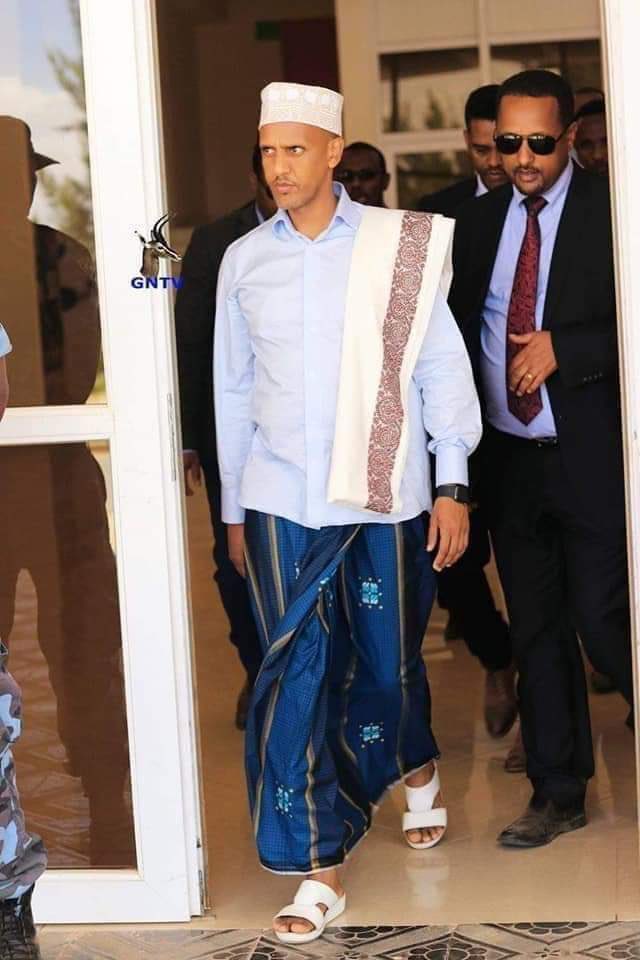 الشال الصومالى يكون تطور لملابس الصوماليين التقليدية و الذى كان يتكون ...