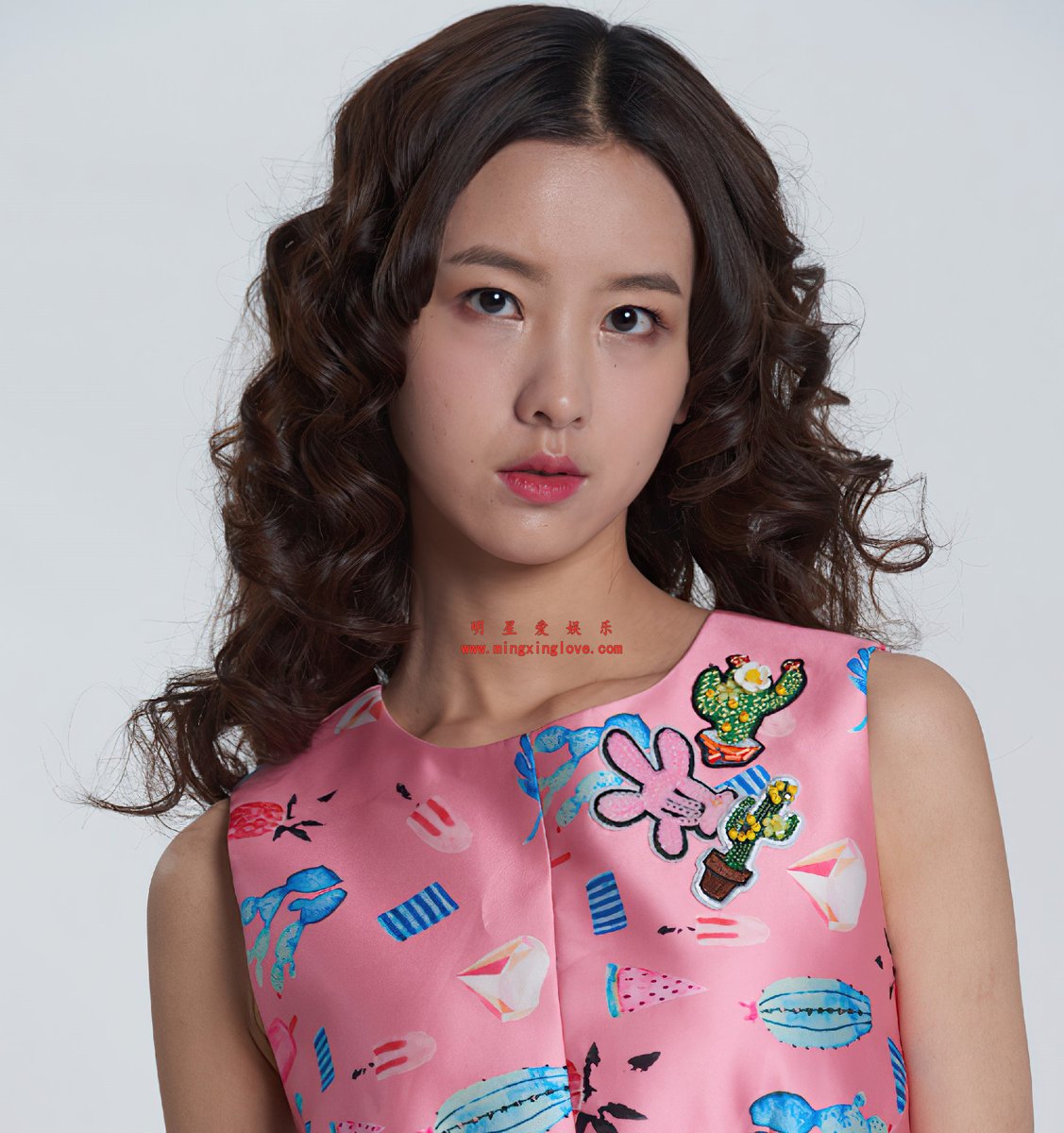 mingxinglove on Twitter: "#陈都灵 拍摄某写真花絮照片，性感短裙大长腿、光脚高跟，放大可看清肌肤纹理，高清4K分辨率原图无修 #生图 下载 照相机型号 NIKON ...