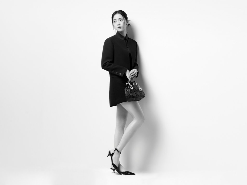 JISOO CHARTS on Twitter: "French luxury fashion house DIOR has unveiled its #DiorLady9522 ...