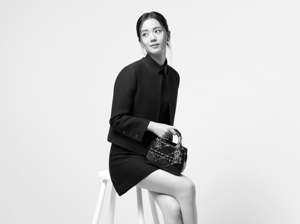 JISOO CHARTS on Twitter: "French luxury fashion house DIOR has unveiled its #DiorLady9522 ...