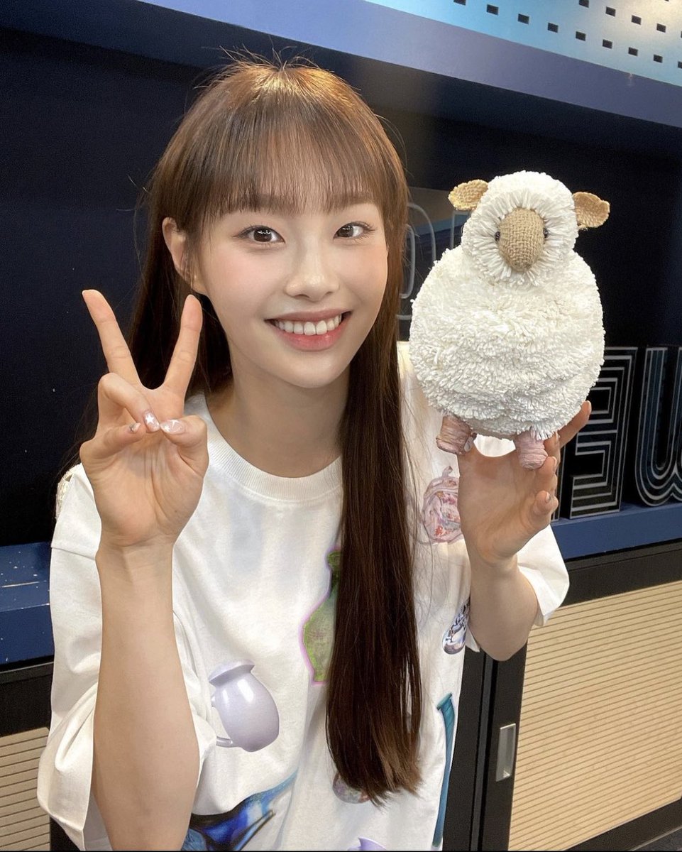 LOONA Press 🌱🗞 on Twitter: "[IG] 230531 #Chuu on sbsyoungstreet Instagram update 🔗https ...