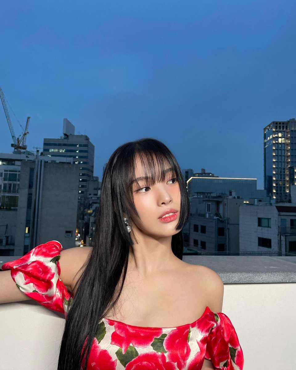 Nizi is seeing NMIXX on Twitter: "But Ms Choi Yunjin I-- ksmsnsns she's so gorgeous 😭"