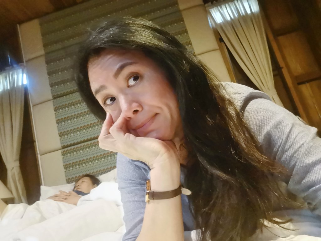 马来姐 on Twitter: "2只老女人在清迈吹冷气聊天，阿姨说我听，阿姨是心理辅导师，她说我听，她比较有份量😁"