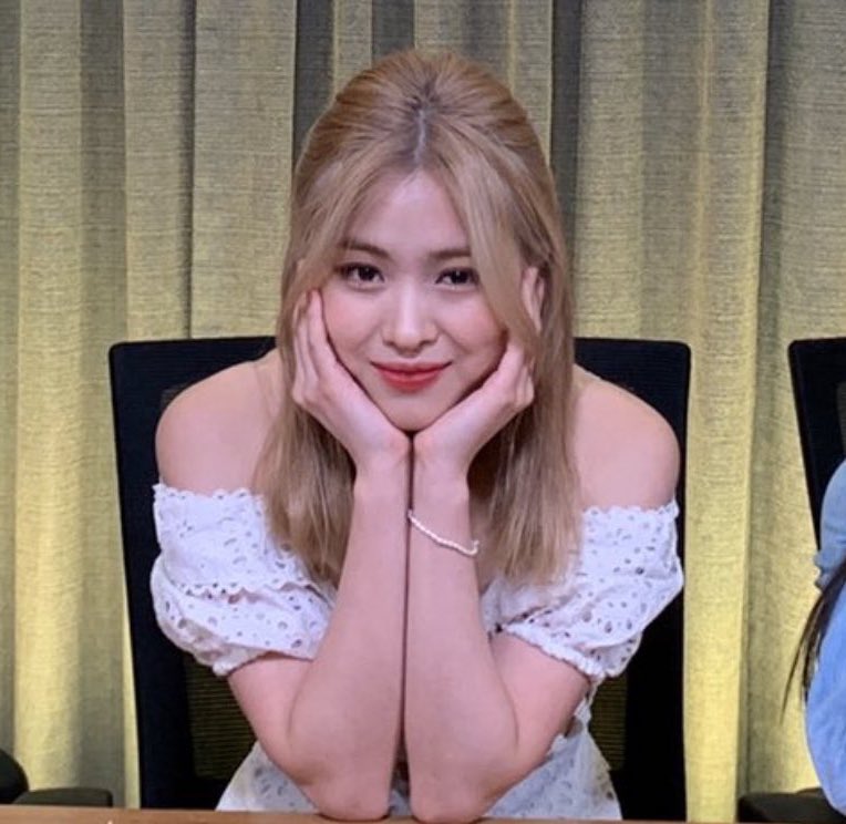 chellie 💗 (read 📌, important ) on Twitter: "ryujin wearing a white dress with her iconic blonde ...