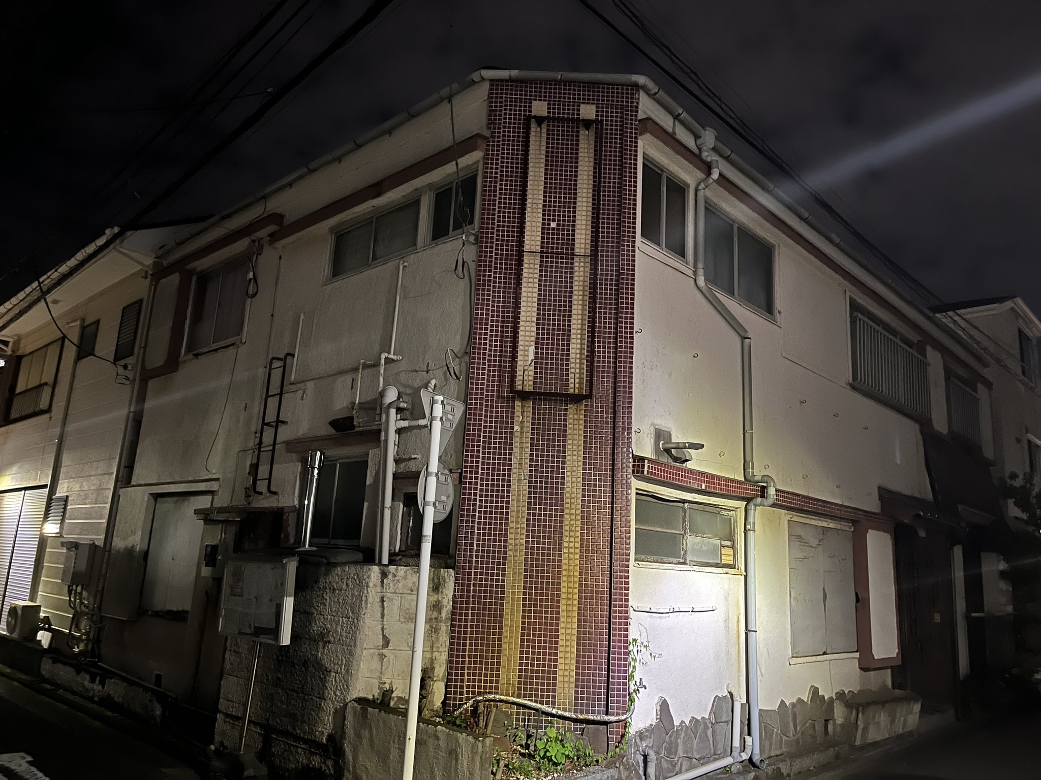 パイナポー裏ch【アングラ探検家】 On Twitter 赤い電車に乗ったので、万に一つの生存の可能性に賭けて安浦の赤線跡に行ってみた コロナ前まで細々とやっていたらしい。 かつて