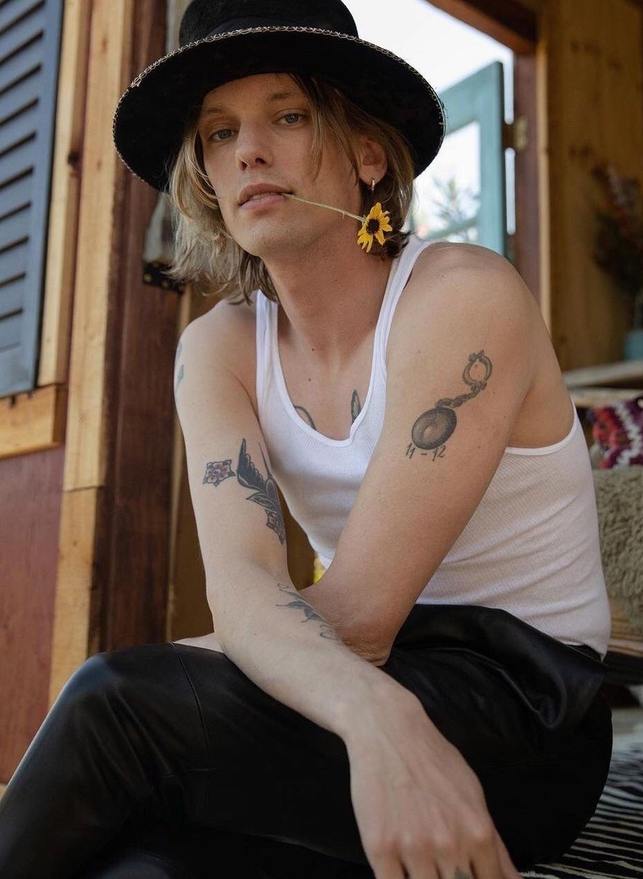 Jamie Campbell Bower 2023 Tatuajes