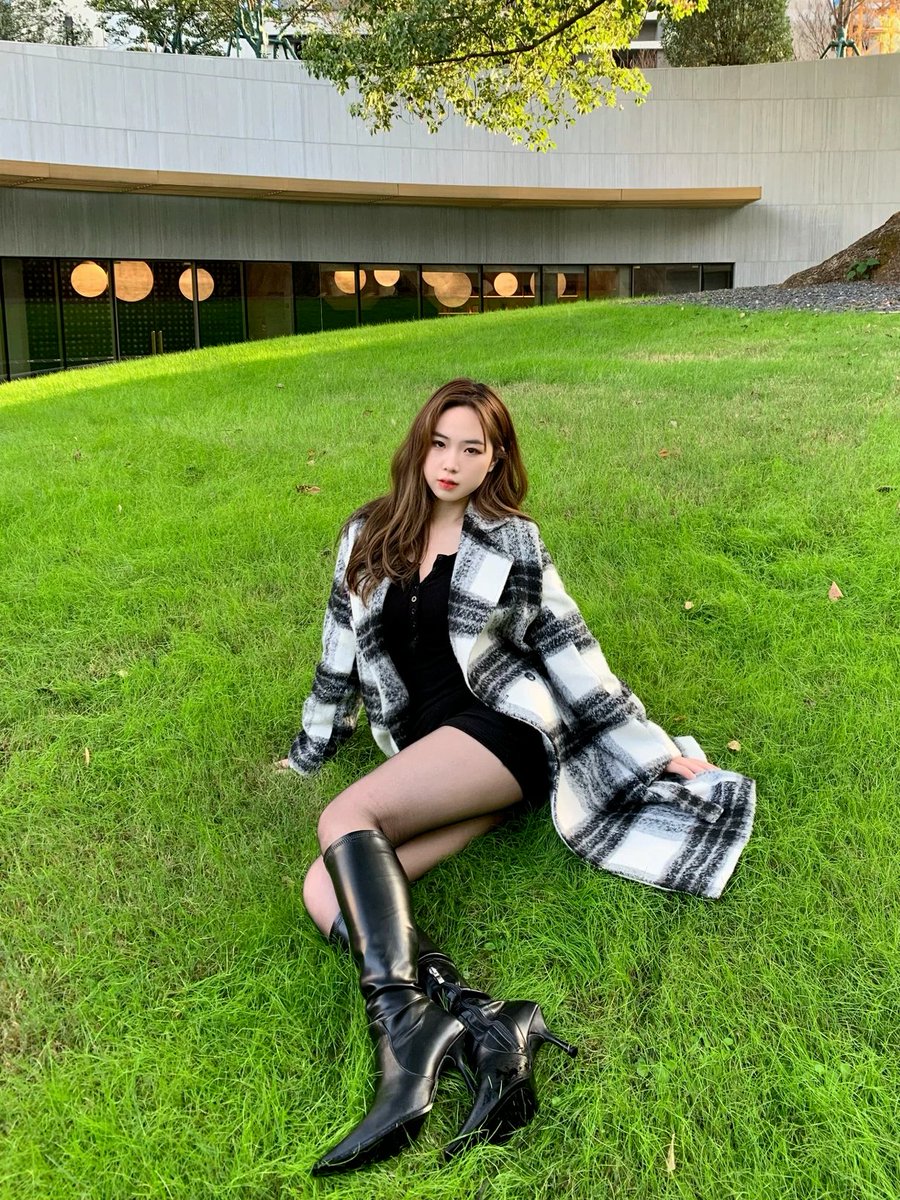 yuwang on Twitter: "身材是真的好，腰细奶子大，黑丝配靴子也是诱惑力拉满，纯纯卖逼臭骚鸡一只！"