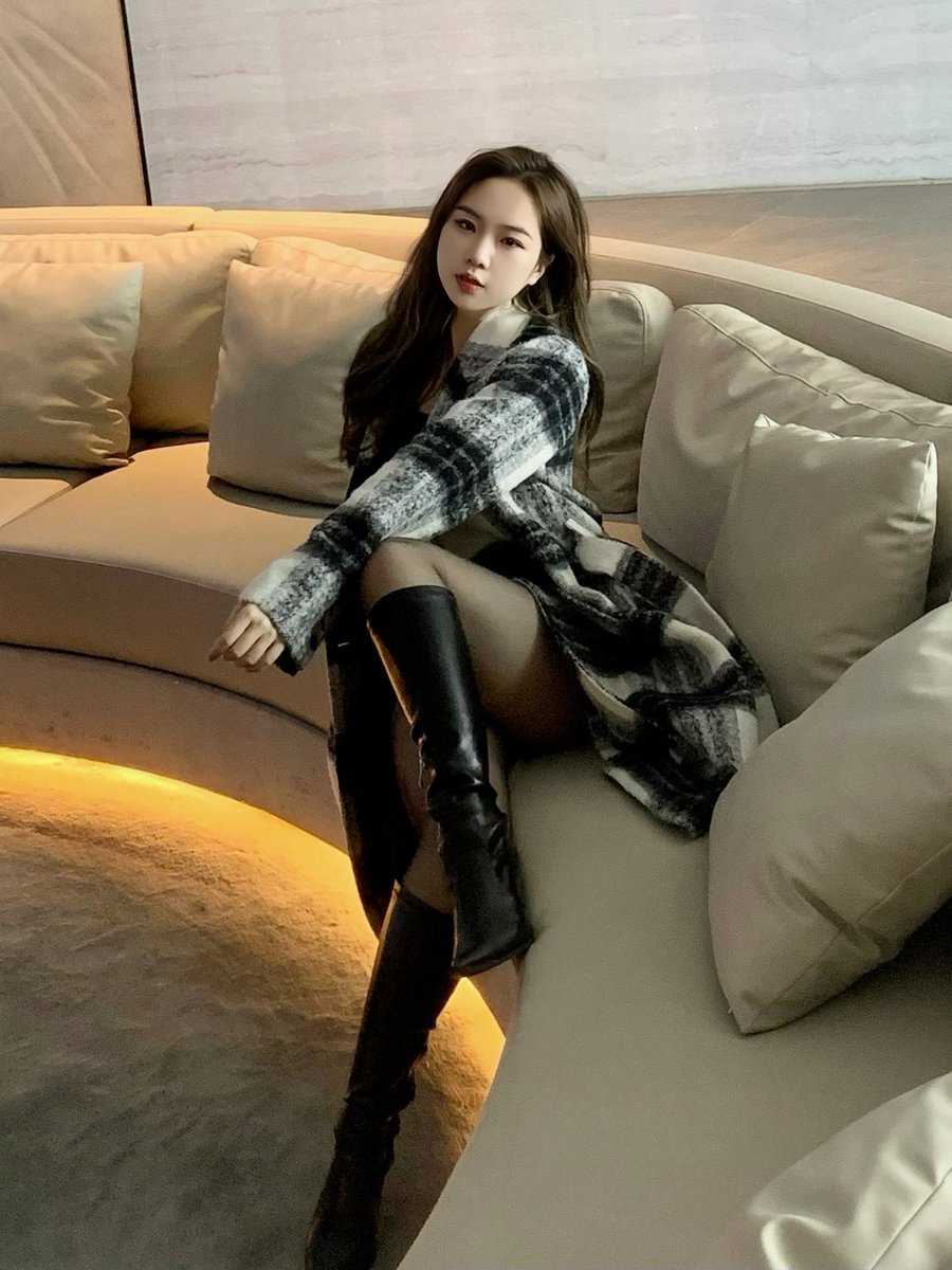 yuwang on Twitter: "身材是真的好，腰细奶子大，黑丝配靴子也是诱惑力拉满，纯纯卖逼臭骚鸡一只！"