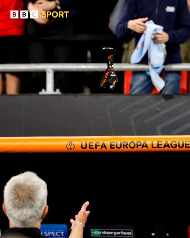 𝙁𝘾.𝙈𝙤𝙪 on Twitter: "📸 銀メダルをスタンドに投げるモウ https://t.co/EsV2hG42j1" / Twitter