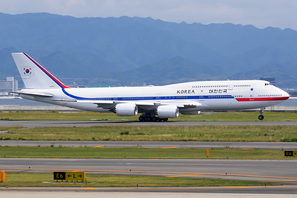 こま on Twitter: "韓国は今回新たに導入された747-8で登場。 国名のフォントと色が以前使用していた747-400時代(2枚目)と異なっています。 https://t.co ...