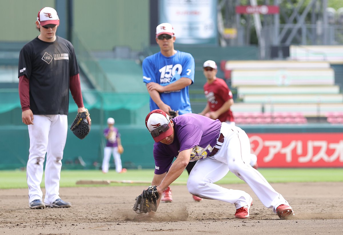 サンスポ×EAGLES on Twitter: "【楽天ｰDeNA】 1日、ノックで好捕する黒川史陽選手。グラブの先でのキャッチに鈴木大地選手、伊藤裕季也選手もびっくり。https ...