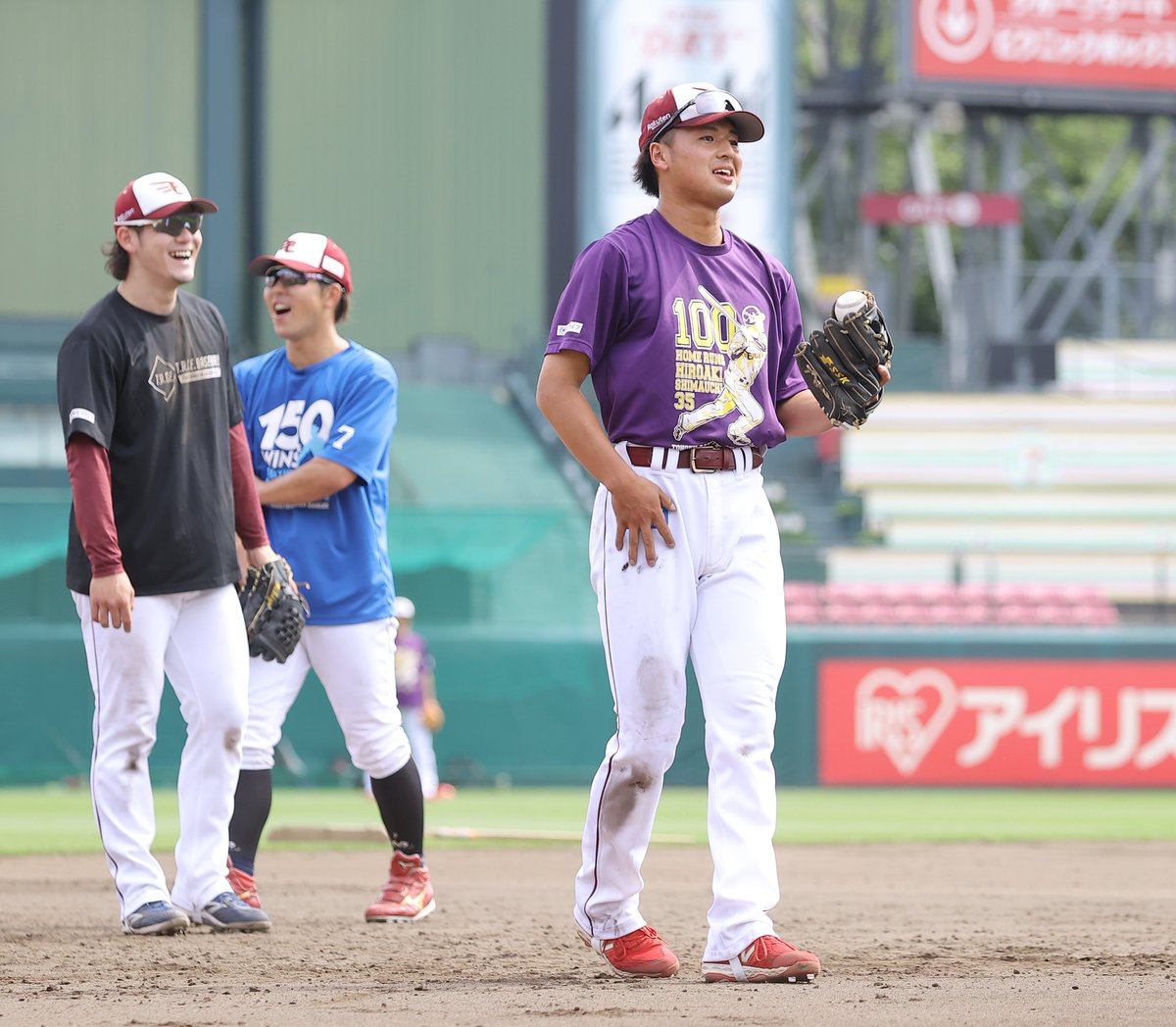 サンスポ×EAGLES on Twitter: "【楽天ｰDeNA】 1日、ノックで好捕する黒川史陽選手。グラブの先でのキャッチに鈴木大地選手、伊藤裕季也選手もびっくり。https ...