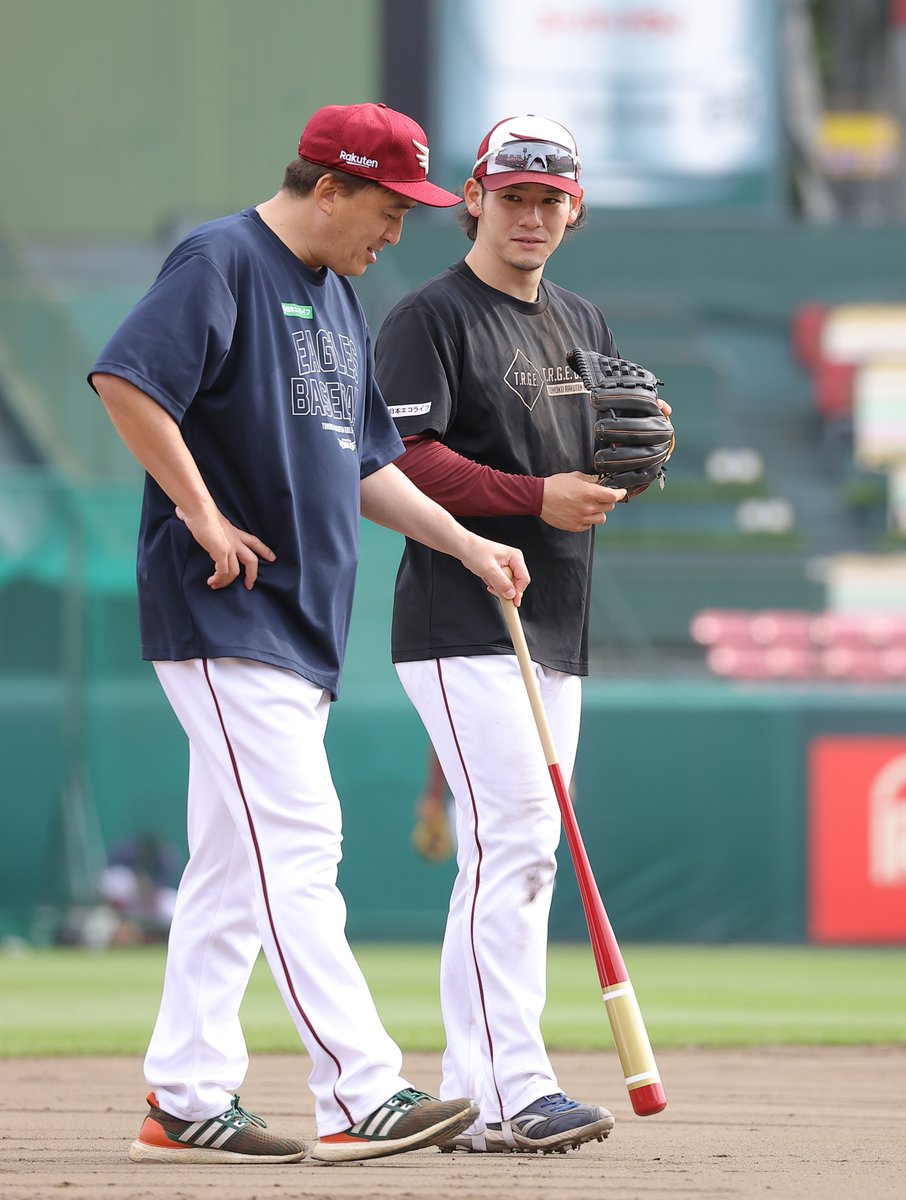 サンスポ×EAGLES on Twitter: "【楽天ｰDeNA】 1日、石井一久監督と話し込む伊藤裕季也選手。田中将大と話す姿も。https://sanspo.com https ...