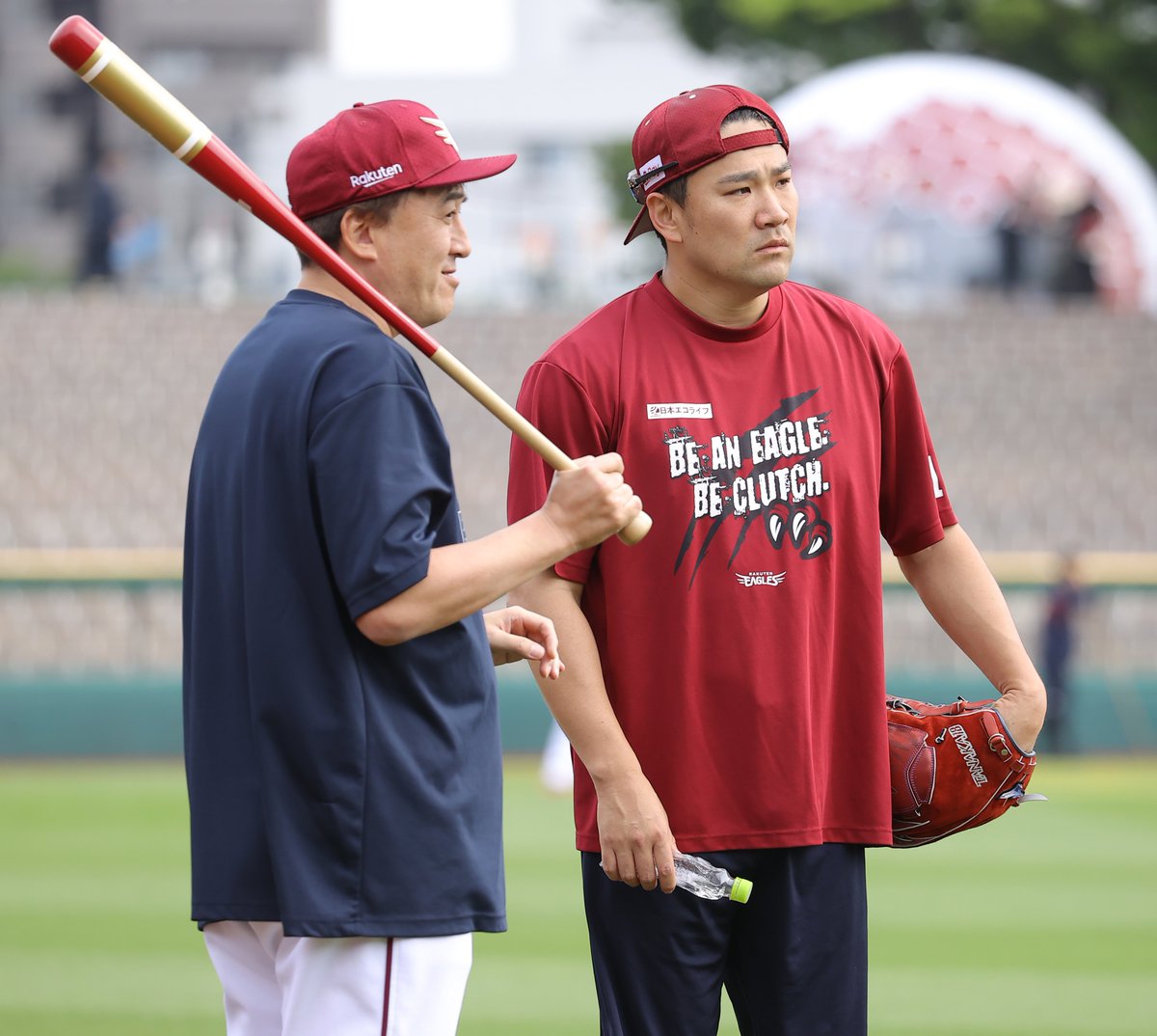 サンスポ×EAGLES on Twitter: "【楽天ｰDeNA】 1日、石井一久監督と話し込む伊藤裕季也選手。田中将大と話す姿も。https://sanspo.com https ...