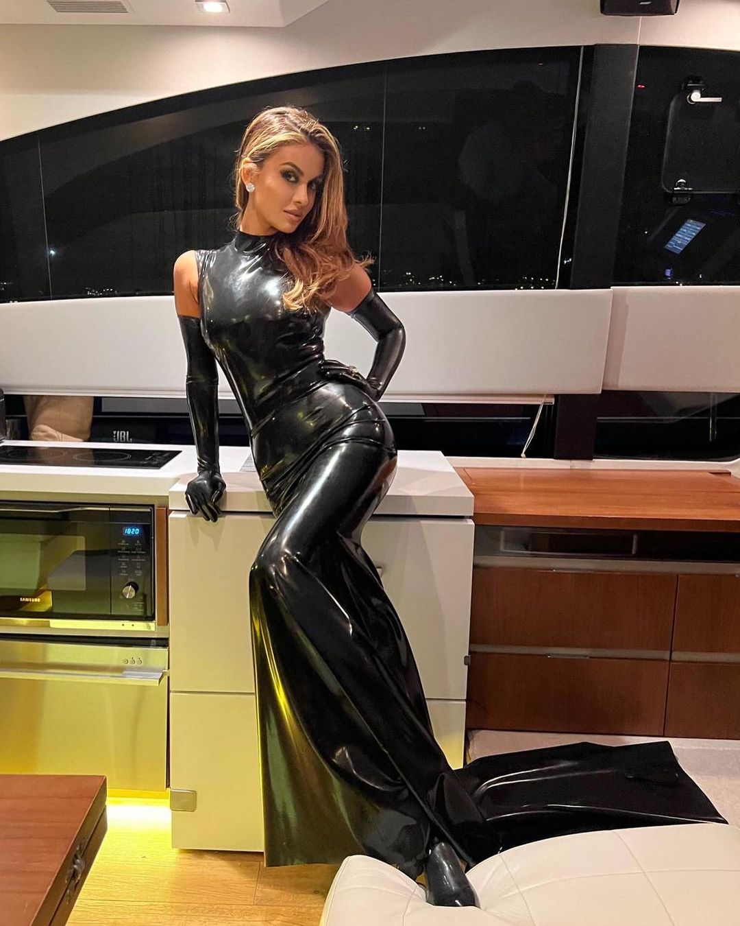 🌻🇺🇦TonyM🇺🇦🌻 on Twitter: "RT @WearLatex: Amanda Holden wearing latex for the first Britain's Got ...