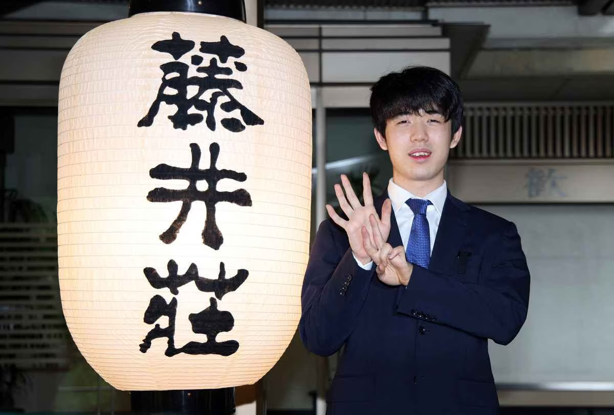 産経新聞・将棋ニュース on Twitter: "揮毫で名人実感、藤井荘での獲得「思い出に」 藤井名人が対局から一夜明け会見 https://sankei.com/article ...