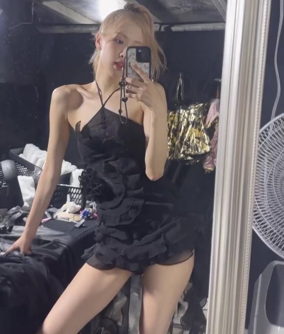 Soso on Twitter: "这套跟rose的气质太搭了🤤 又性感，又骚🤤 野玫瑰🌹 比逼还短的裙叫什么？🥵 内裤都露出来了 近看估计都能看到形状🥵 好有感觉🥵 还摆那样的姿势和表情 ...