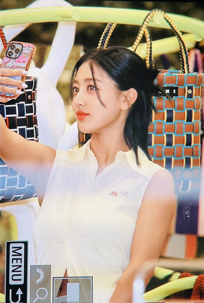 So Lin on Twitter: "RT @YuangleJYJH: 230602 프리뷰 ' 셀카기대중...👀 ' #TWICE #트와이스 #トゥワイス #지효 #JIHYO #ジヒョ"