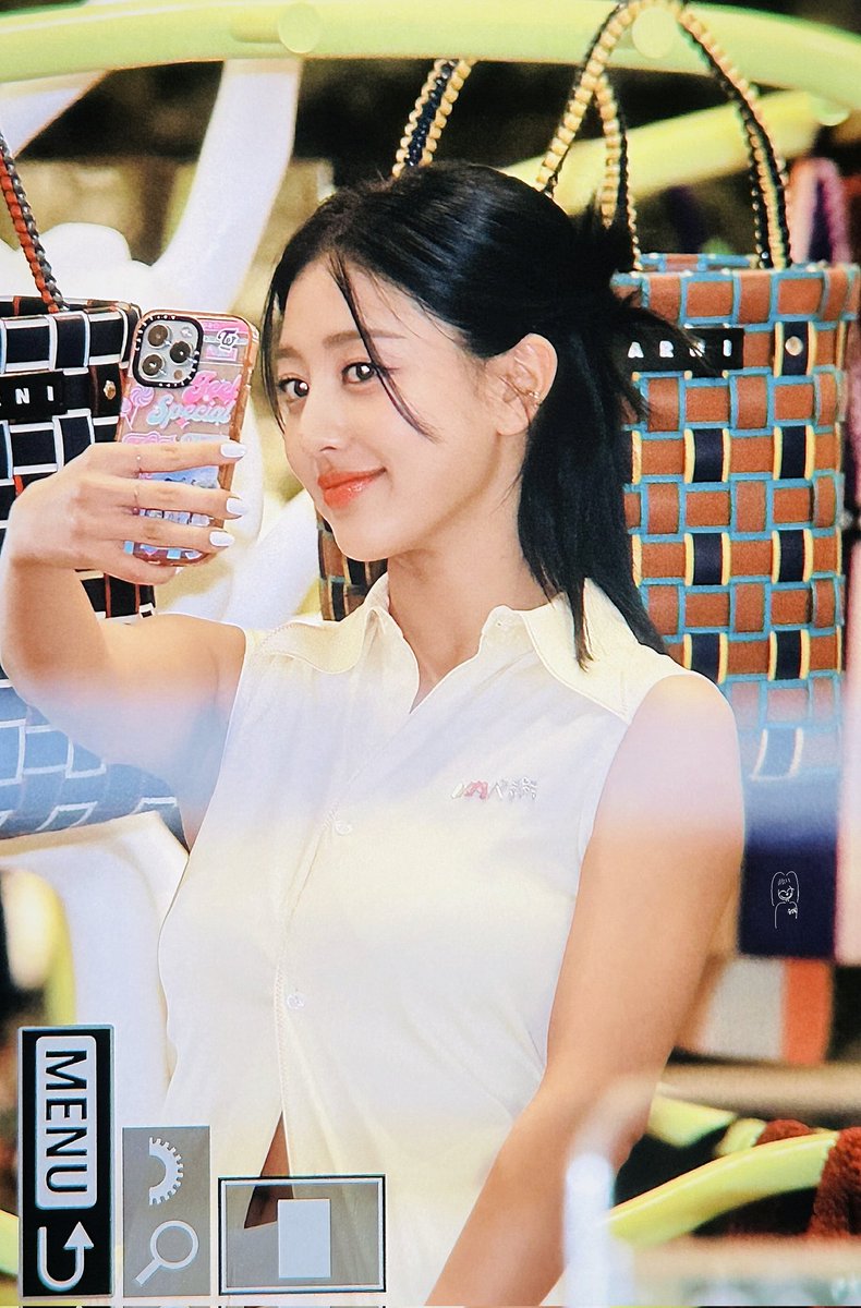 So Lin on Twitter: "RT @YuangleJYJH: 230602 프리뷰 ' 셀카기대중...👀 ' #TWICE #트와이스 #トゥワイス #지효 #JIHYO #ジヒョ"