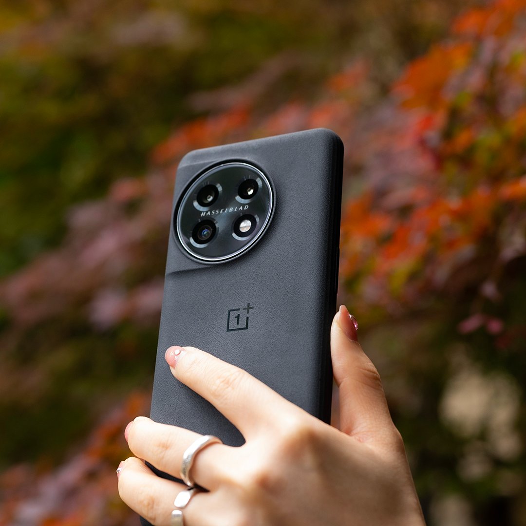 OnePlus_USA on Twitter: "The granular texture of the Sandstone Bumper Case makes holding your ...
