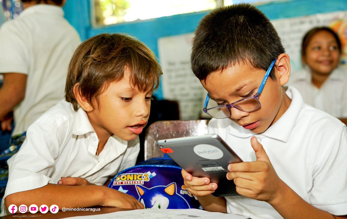 MINED Nicaragua on Twitter: "Entrega de Aula Digital Móvil en el Centro Escolar Modesto Bejarano ...
