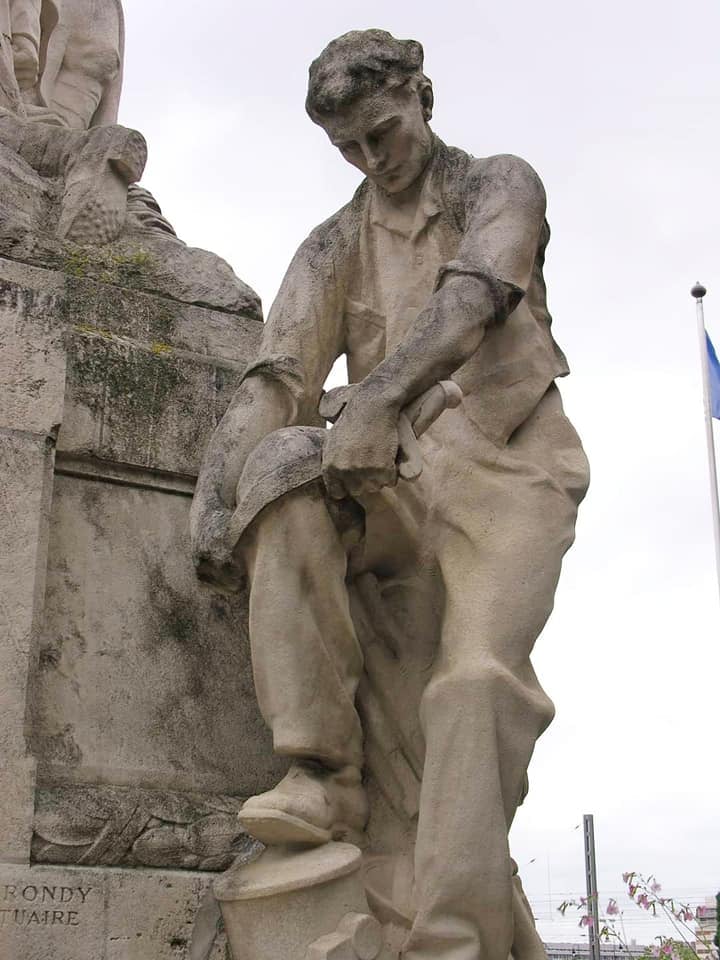 Stef on Twitter: "Photos du jour avec le monument aux morts du cimetière de Levallois-Perret ...