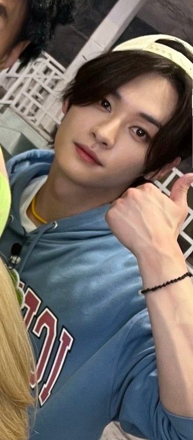 LK ⋆⋆⋆⋆⋆ on Twitter: "@jtbc_hms LeeKnow's visual is insane ️ he is so handsome 😍 LeeKnow's arms ...