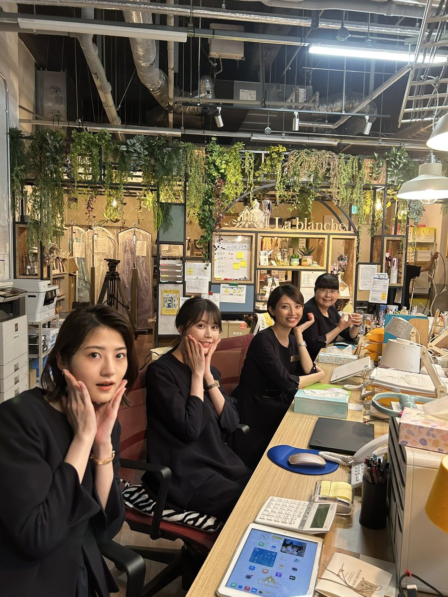 Tbs火ドラ『王様に捧ぐ薬指』【公式】 On Twitter / 第8話の放送まであと3日👭👭 ラ・ブランシュ メンバー4人のオフショット📸 はじめと比べると、綾華さん橋本環奈