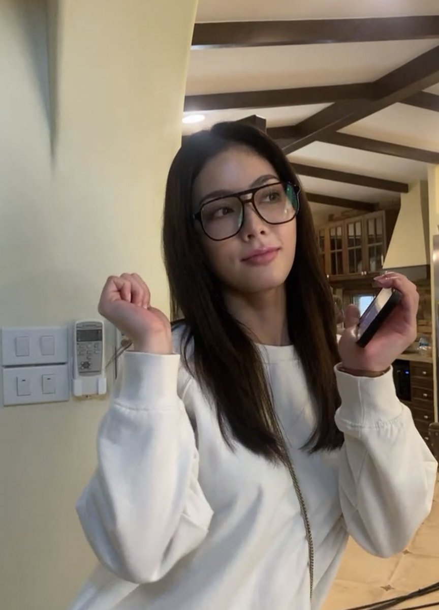 บู้บี้บอมเบย์🐈‍⬛ on Twitter: "บอสชมว่าถุงเท้าคิ้วมาก พี่มีนเลยบอกว่าวันนี้แต่งตัวเป็นลูกหมี ...