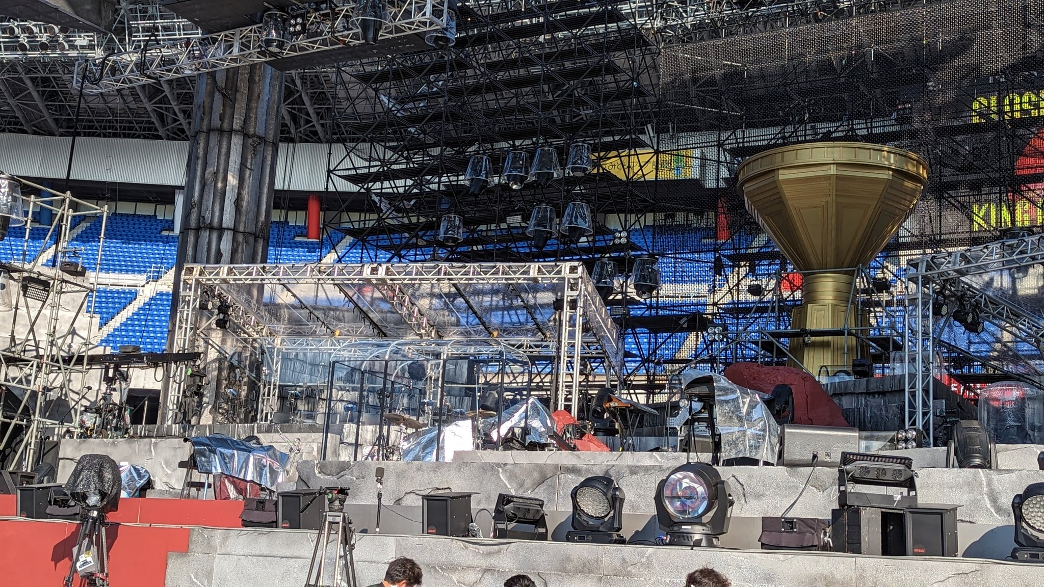 𝙊𝙆𝘼𝘽𝙀 ʙᴏs ᴛᴇʀʀɪ on Twitter: "機材すごすぎる... #KingGnu #KingGnuスタジアムツアー https://t.co/1fUYESE2gr" / Twitter