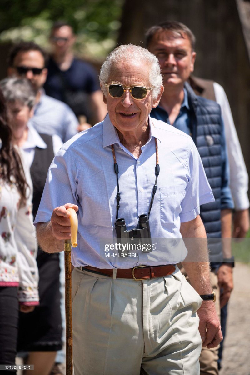 🌻Sarahsecret on Twitter: "😎Cool King in Romania 🇷🇴 His Majesty The King walks down a street in ...